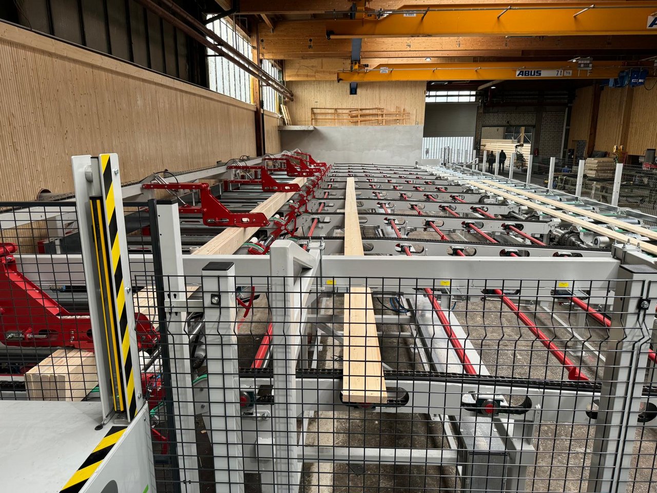 Fully automatic high-frequency press for glulam in operation - MM Holz