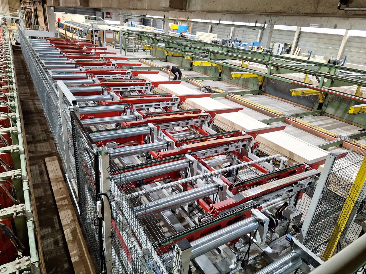Fully automatic high-frequency press for glulam in operation - MM Holz