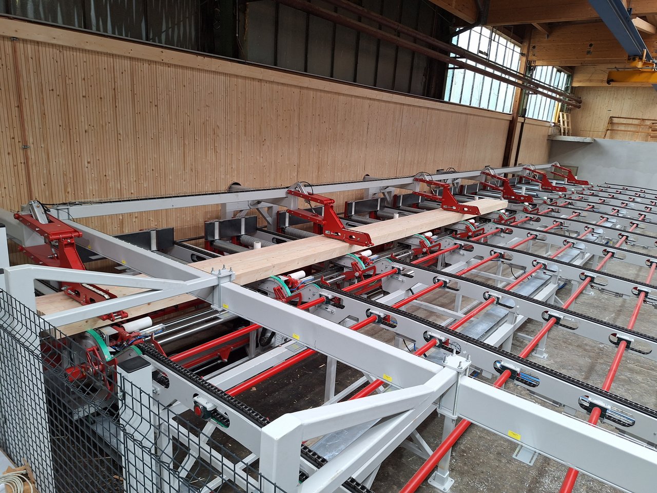 Fully automatic high-frequency press for glulam in operation - MM Holz